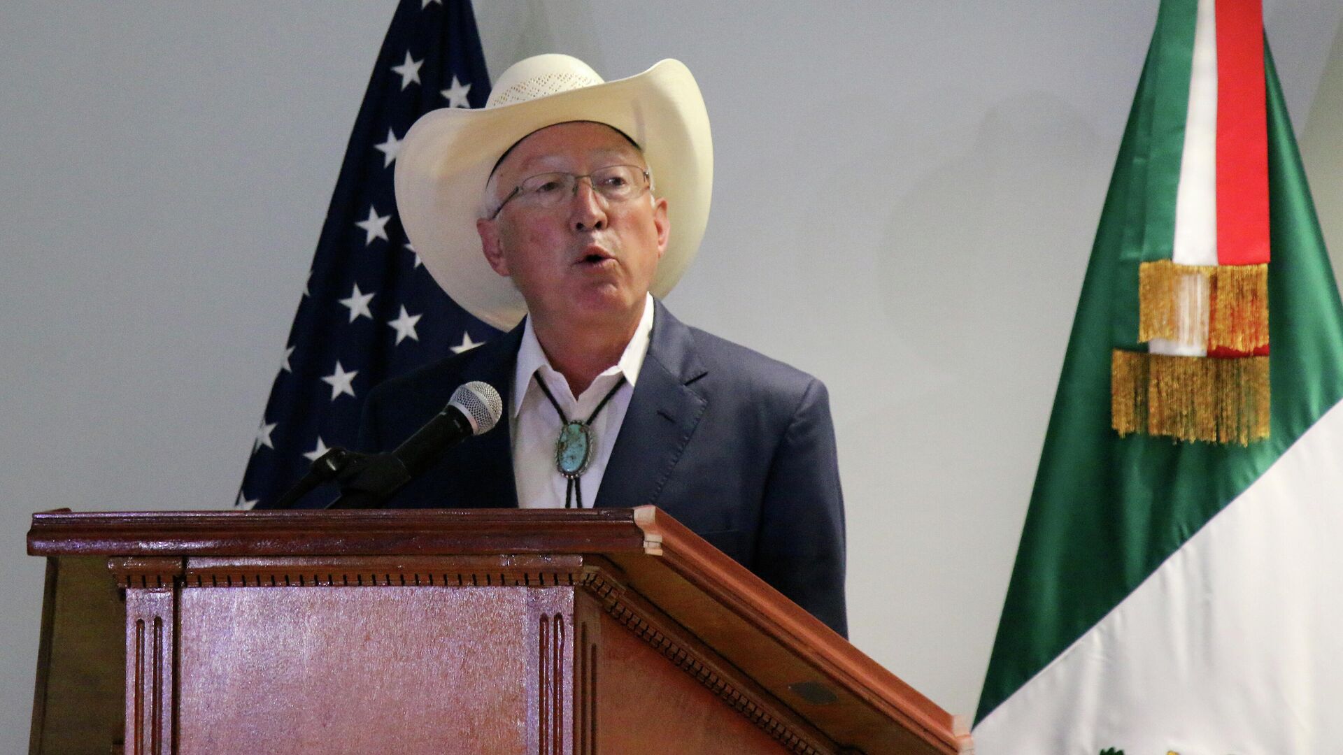 Estados Unidos - Ken Salazar: Peligrosa injerencia
